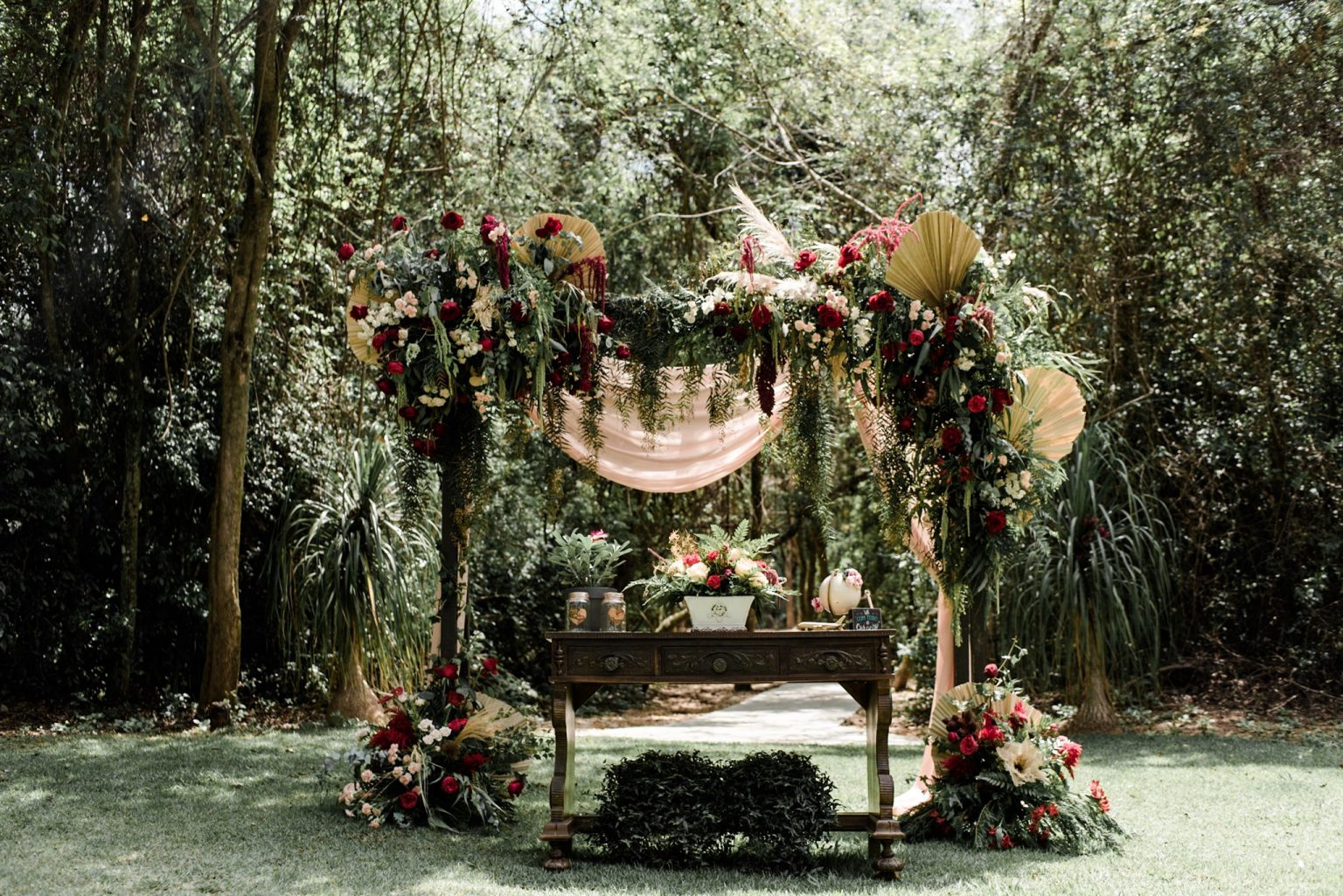 Casamento temático cheio de verde e acolhedor