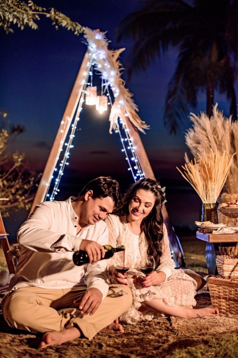 Ensaio pré casamento com tema luau leve e delicado ao pôr do sol no ...