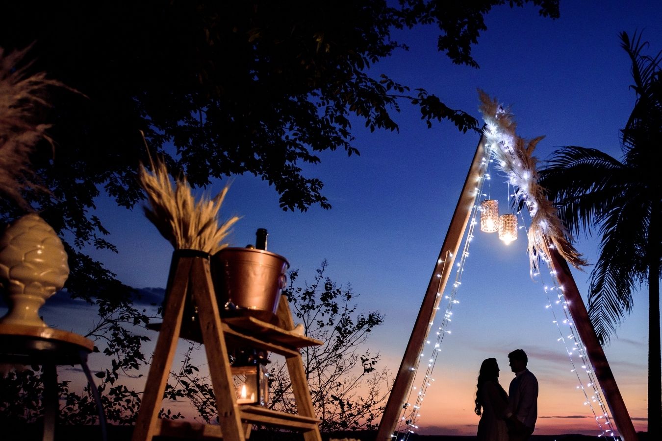 Ensaio pré casamento com tema luau leve e delicado ao pôr do sol no ...