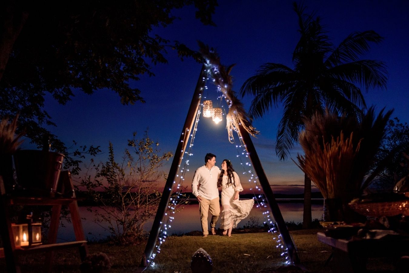Ensaio pré casamento com tema luau leve e delicado ao pôr do sol no ...