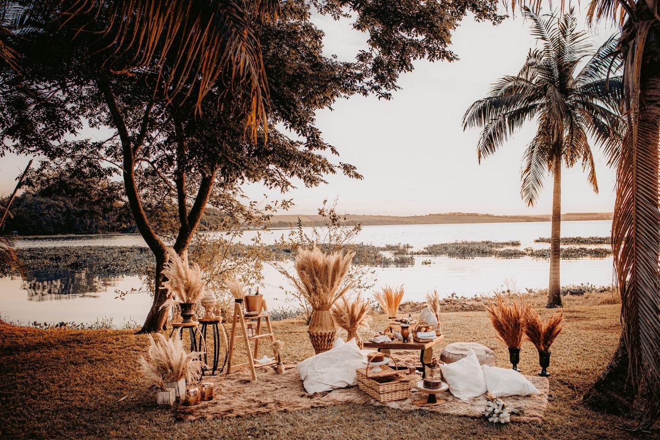 Ensaio pré casamento com tema luau leve e delicado ao pôr do sol no ...
