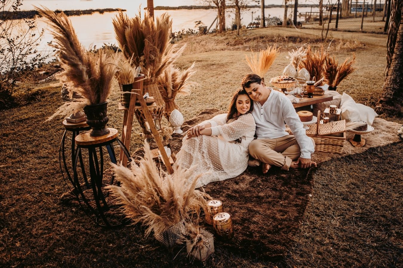 Ensaio pré casamento com tema luau leve e delicado ao pôr do sol no ...