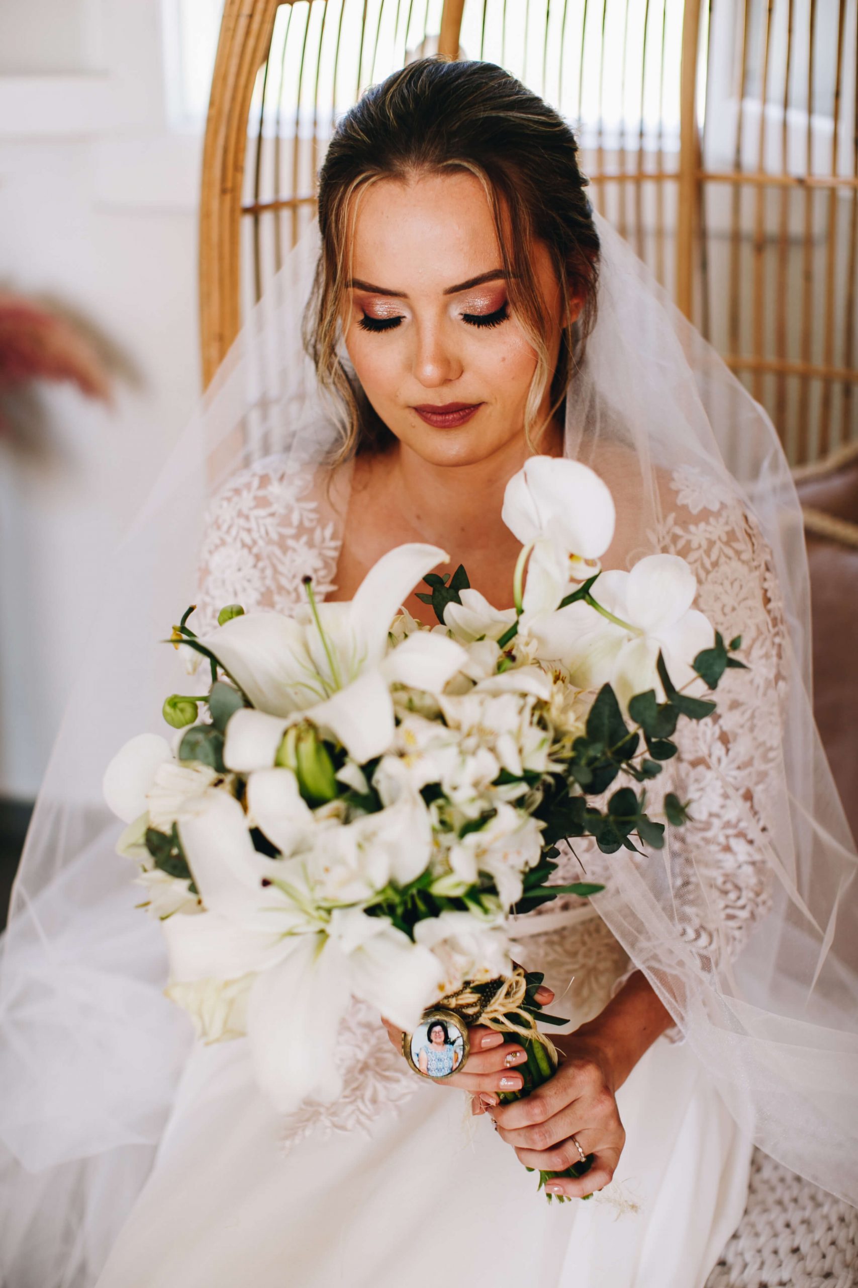 Casamento minimalista e emocionante numa tarde iluminada em ...