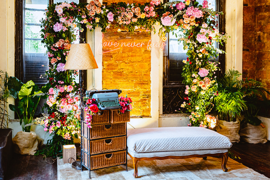 Mini wedding vintage romântico e com varal de luzes perfeito!