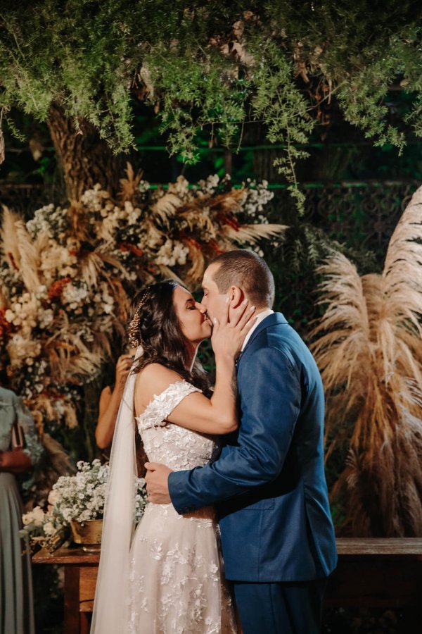 Casamento boho chic com clima leve e cerveja no Buffet Capricho