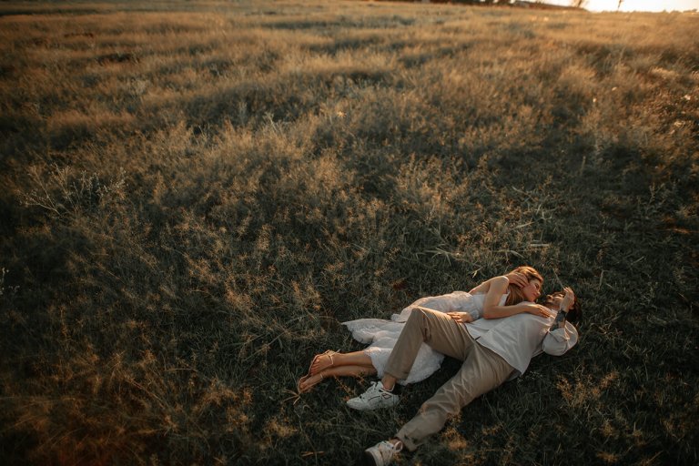 Ensaio pré casamento nos campos de trigo em Holambra!