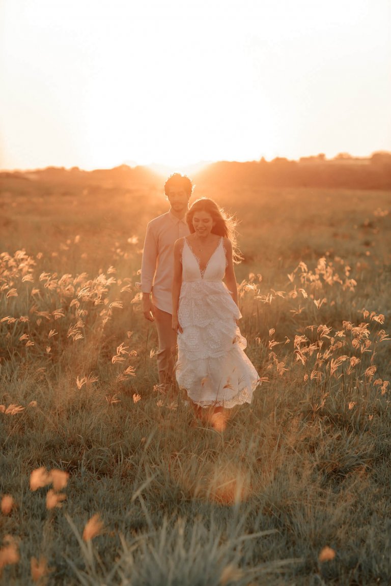 Ensaio pré casamento nos campos de trigo em Holambra!