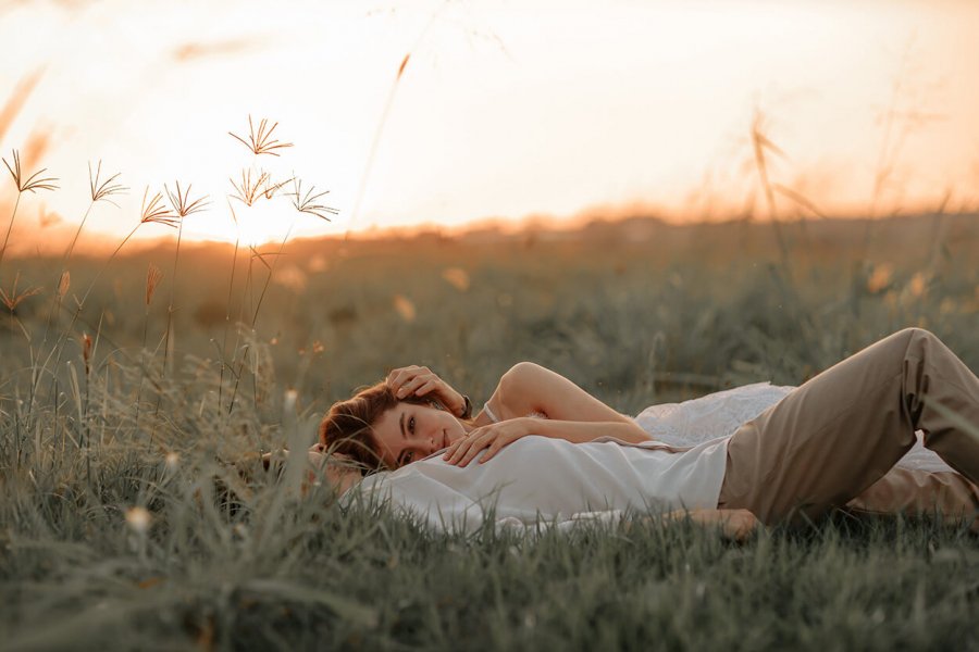 Ensaio pré casamento nos campos de trigo em Holambra!