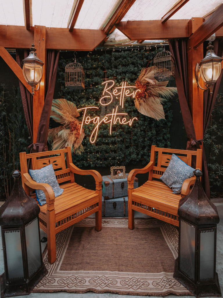Celebração de casamento no estilo boho rústico à noite