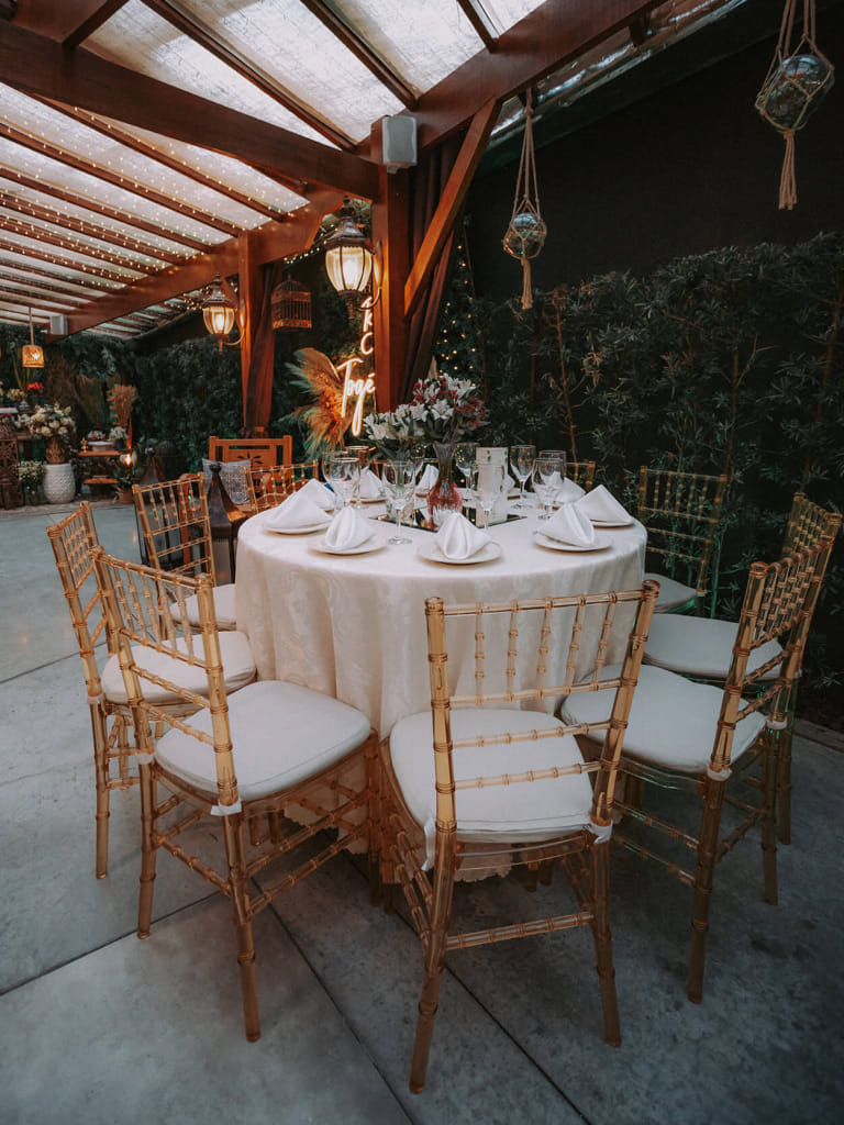 Celebração de casamento no estilo boho rústico à noite