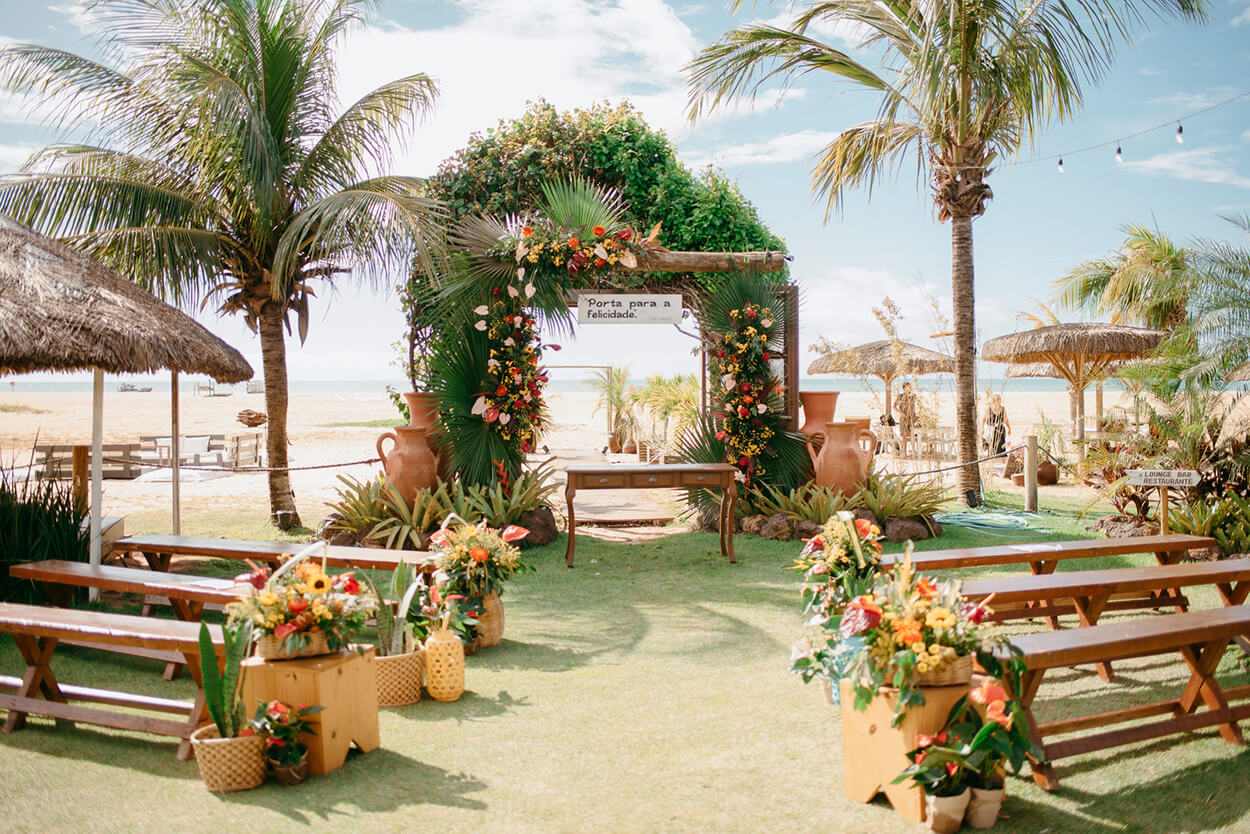 Destination wedding ganha cerimônia alto astral na praia