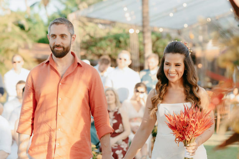 Destination wedding ganha cerimônia alto astral na praia