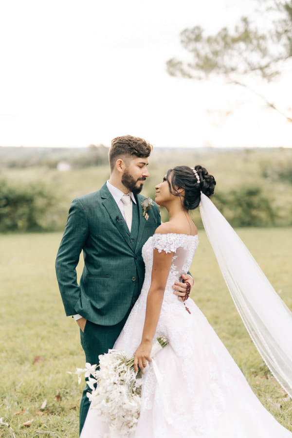 Noivo se destaca com terno verde em casamento lindo na igreja!