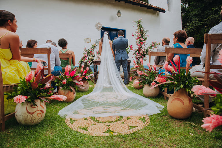 Micro Wedding com cerimônia íntima no jardim