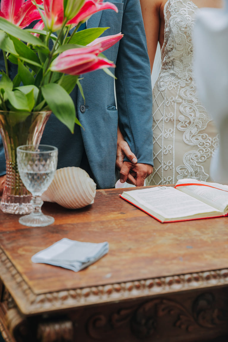 Micro Wedding com cerimônia íntima no jardim