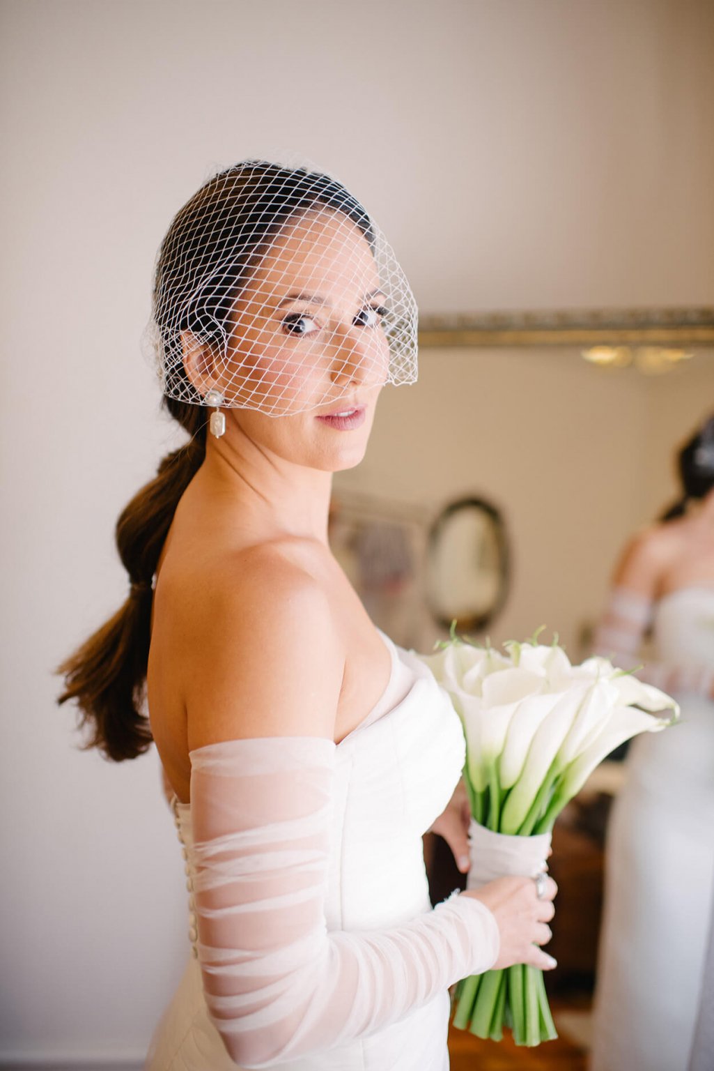 Noiva surpreende ao escolher véu voilette para festa no campo