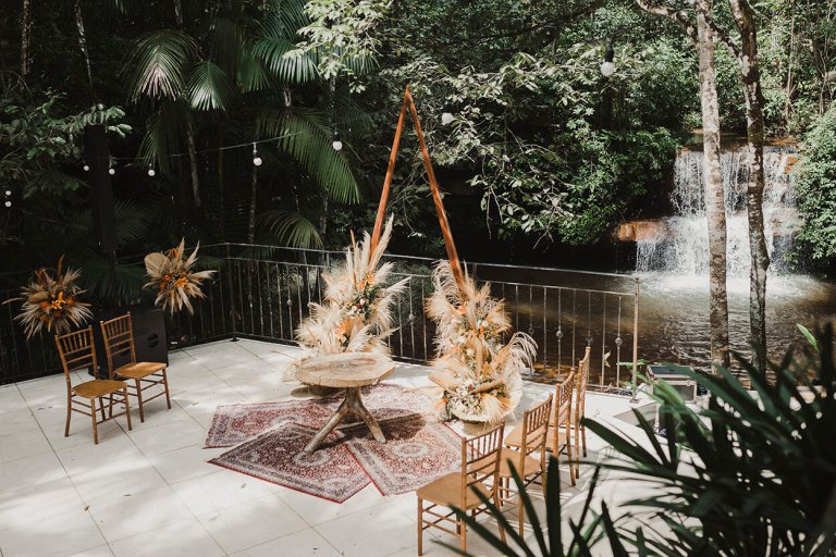 Casamento boho folk em frente a cachoeira em Palmas