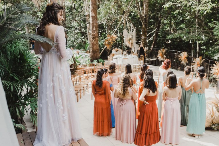 Casamento boho folk em frente a cachoeira em Palmas