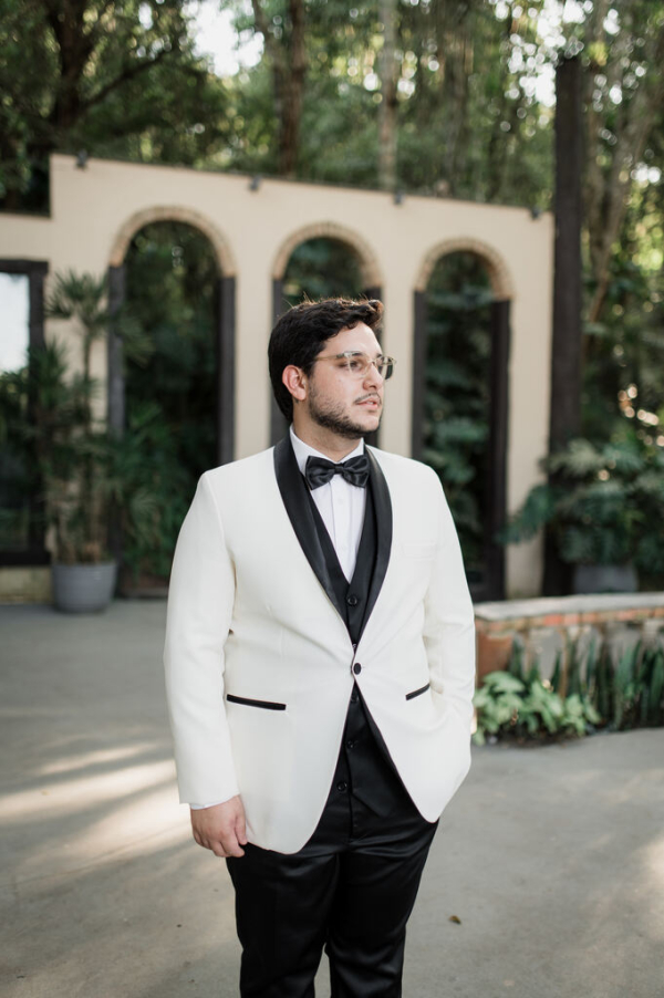 Noivo de smoking branco, pula-pula e brownie na Casa Giardino