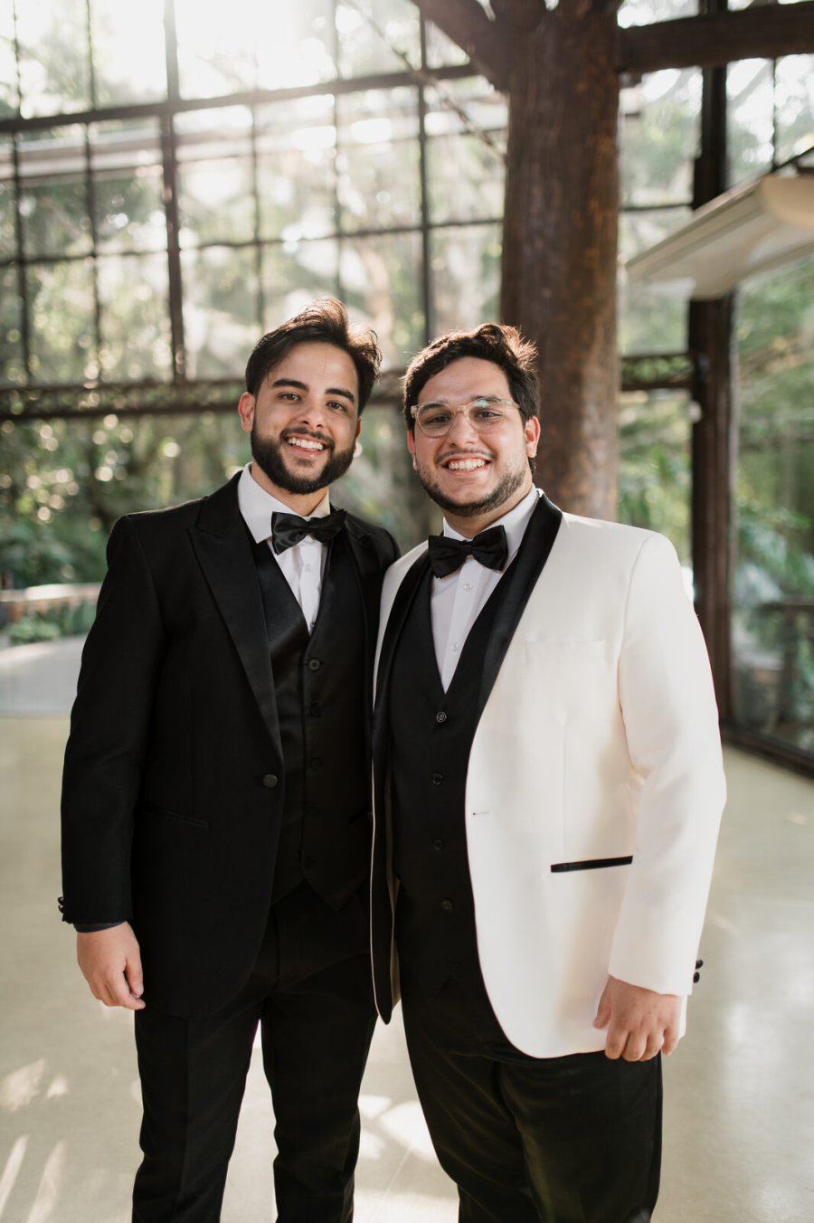 Noivo de smoking branco, pula-pula e brownie na Casa Giardino