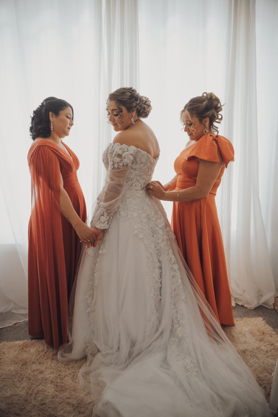 Mini wedding intimista inspira com luzes e sparkles